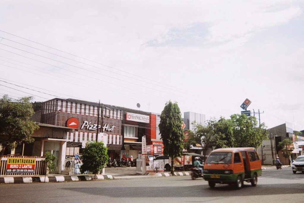 World-Renowned Pizza Chain Closes 300 Branches: Reasons and ...